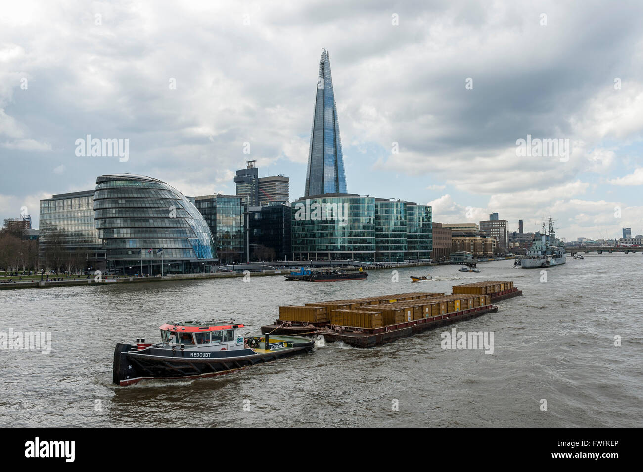 London, UK. 5. April 2016. Ein Binnenschiff vergeht wie dunkle Wolken ...