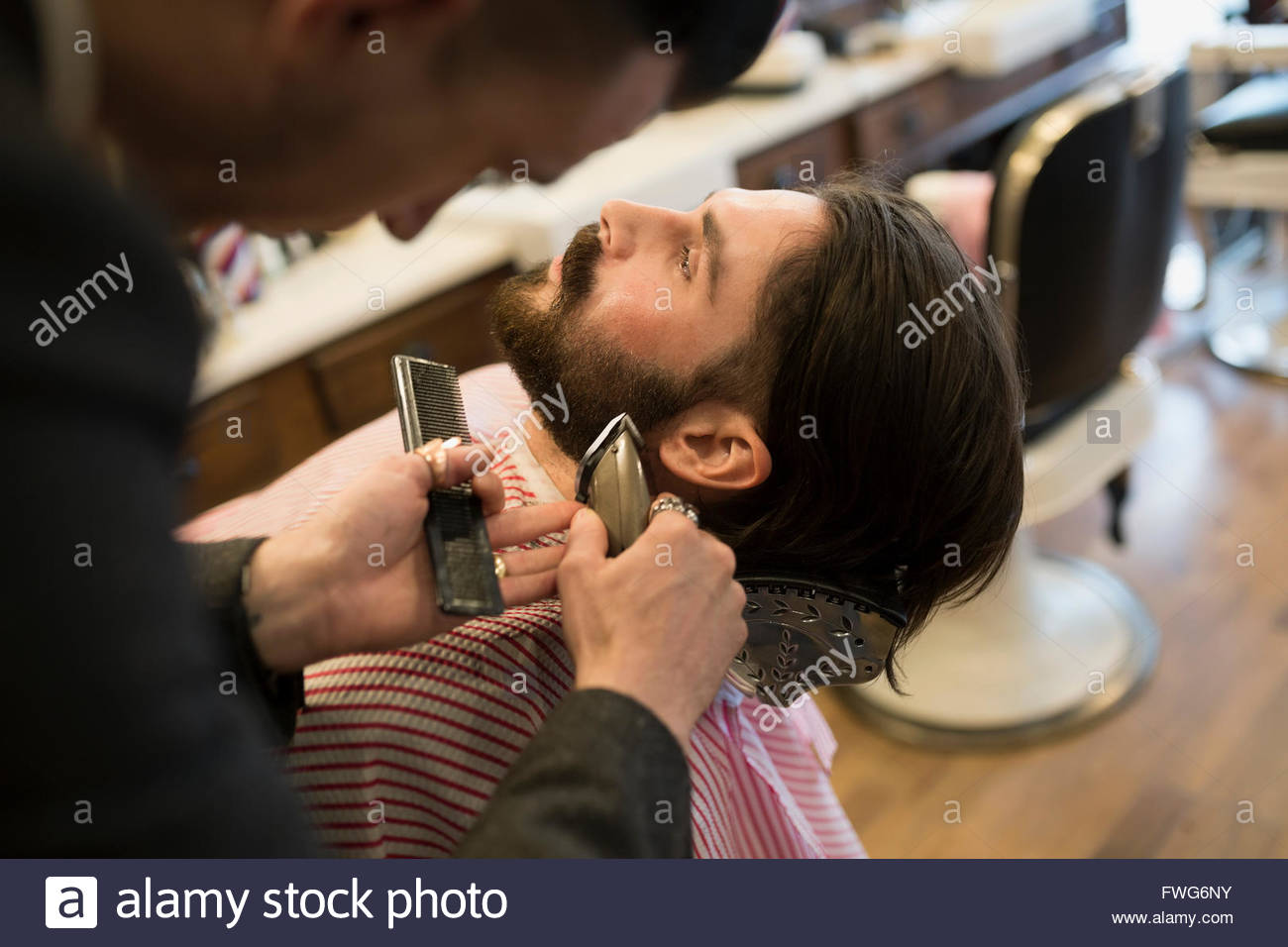 Mann rasiert sich den kopf -Fotos und -Bildmaterial in hoher Auflösung – Alamy