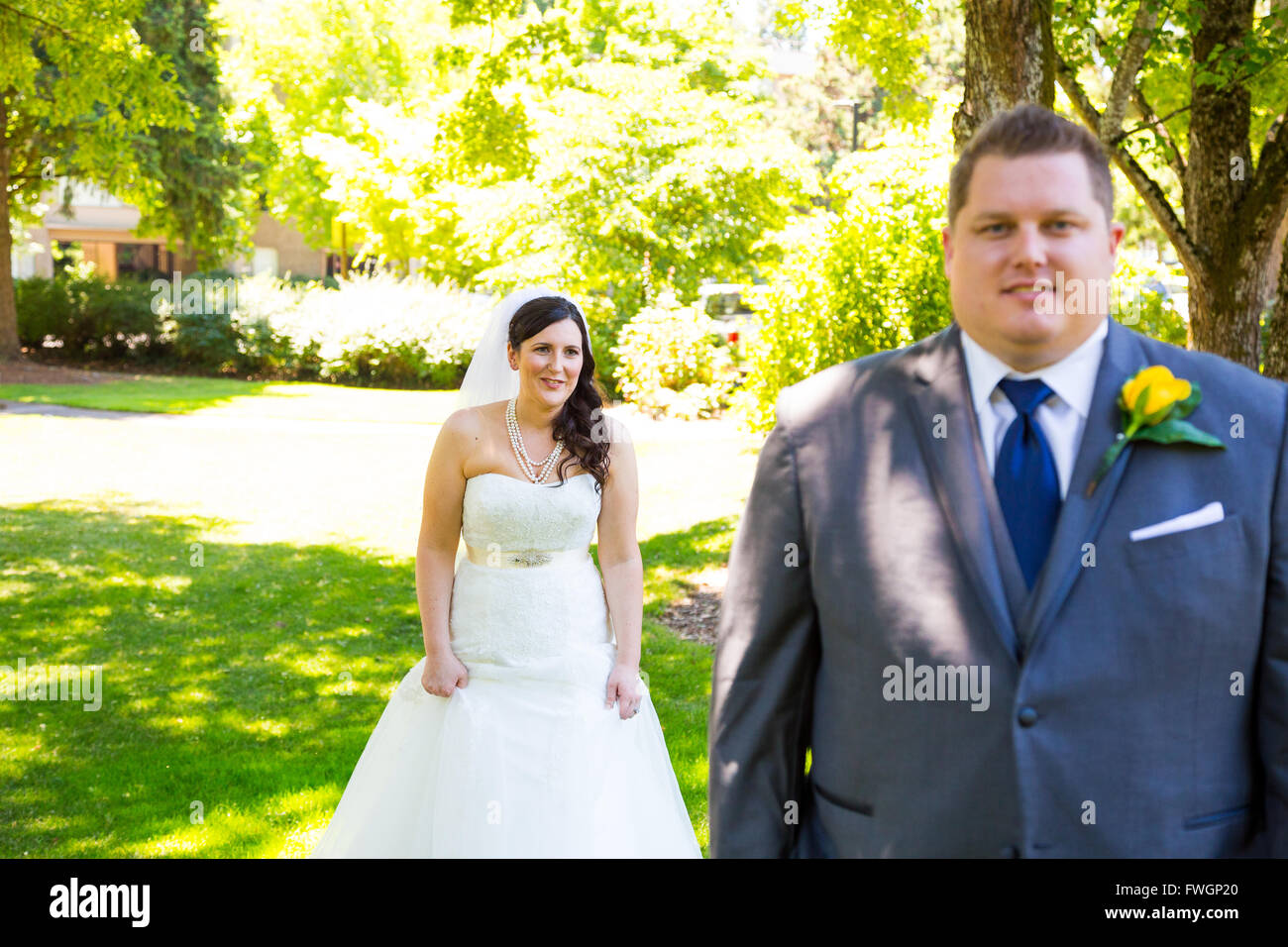 Diese Braut und Bräutigam einander vor ihrer Trauung sehen wollte ...