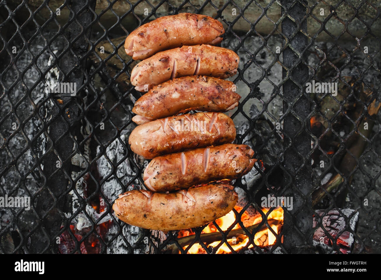 Traditionelle Schweizer Wurst auf dem Grill Cervelat Stockfotografie ...