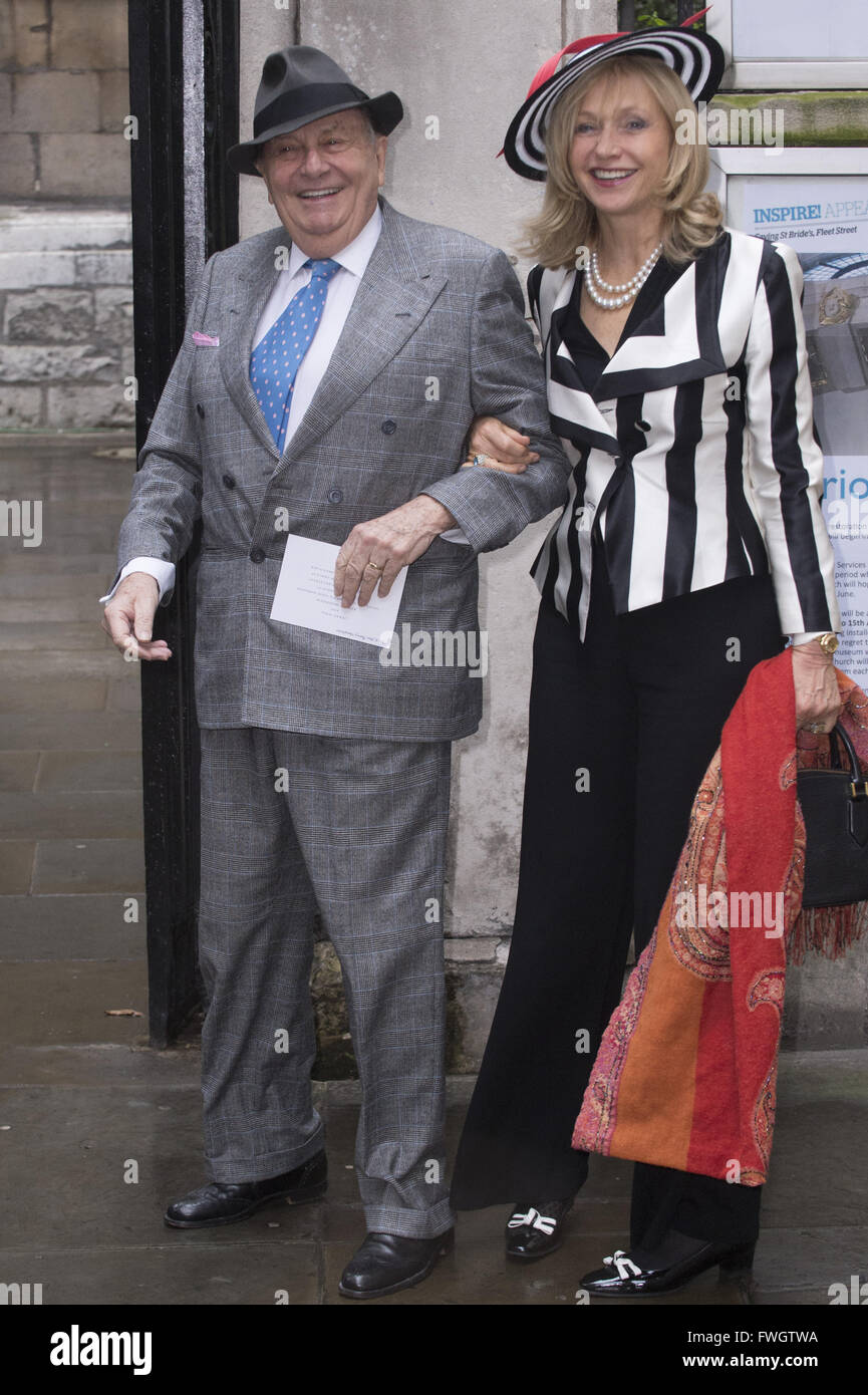Barry humphries hochzeit -Fotos und -Bildmaterial in hoher Auflösung ...