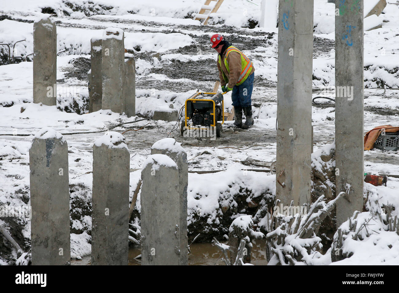 Construction worker cold -Fotos und -Bildmaterial in hoher Auflösung ...