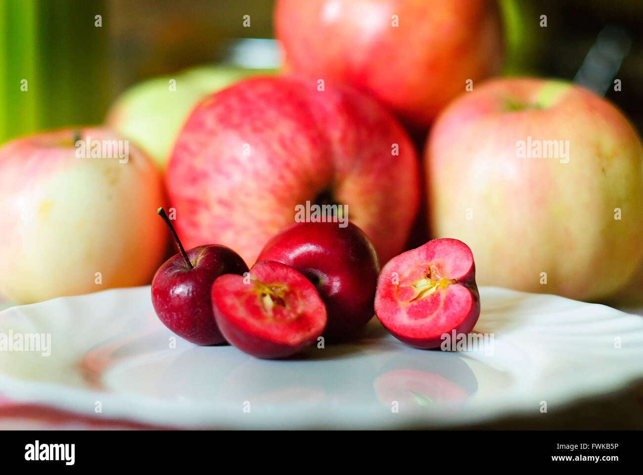 Small apples -Fotos und -Bildmaterial in hoher Auflösung – Alamy