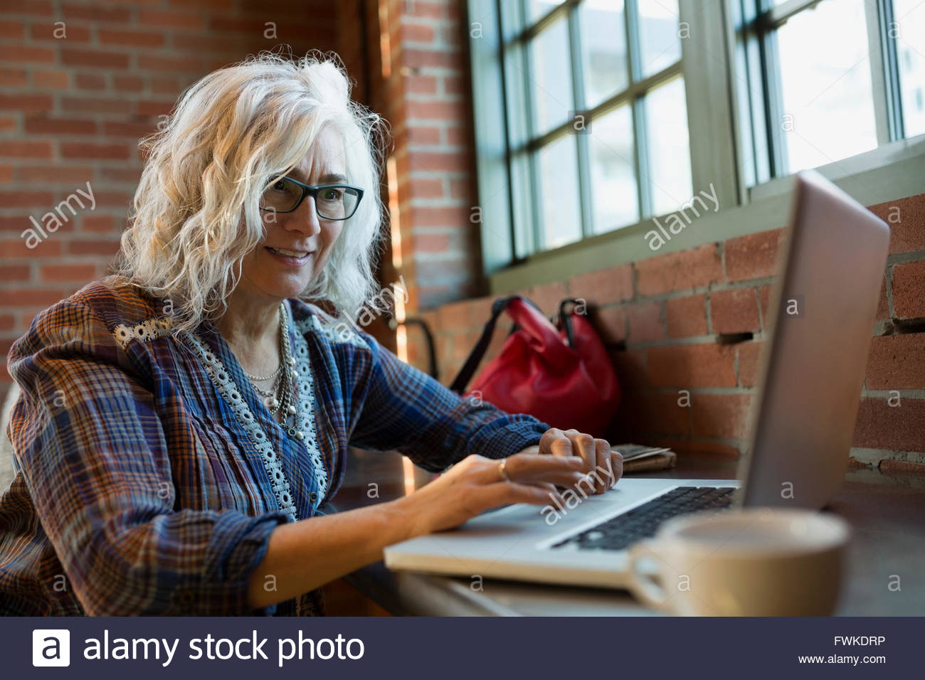 Frau am laptop -Fotos und -Bildmaterial in hoher Auflösung – Alamy