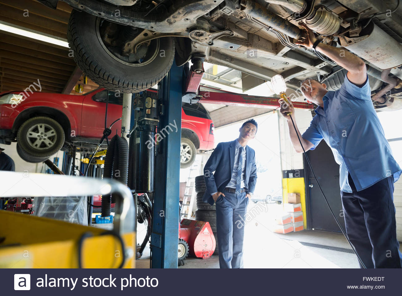 Unter dem auto stehen -Fotos und -Bildmaterial in hoher Auflösung – Alamy