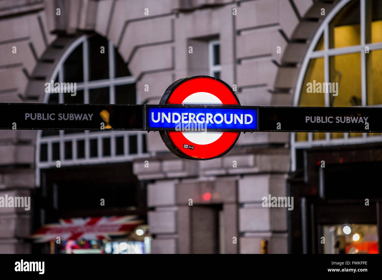 London Underground Logo Rondell am Piccadilly Circus Stockfotografie ...