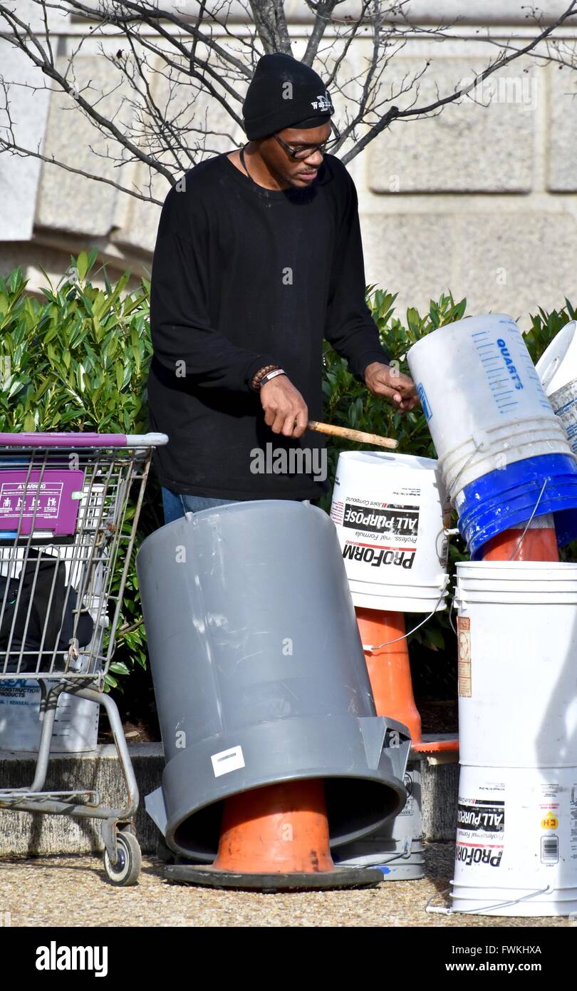 Eimer mit geld -Fotos und -Bildmaterial in hoher Auflösung – Alamy