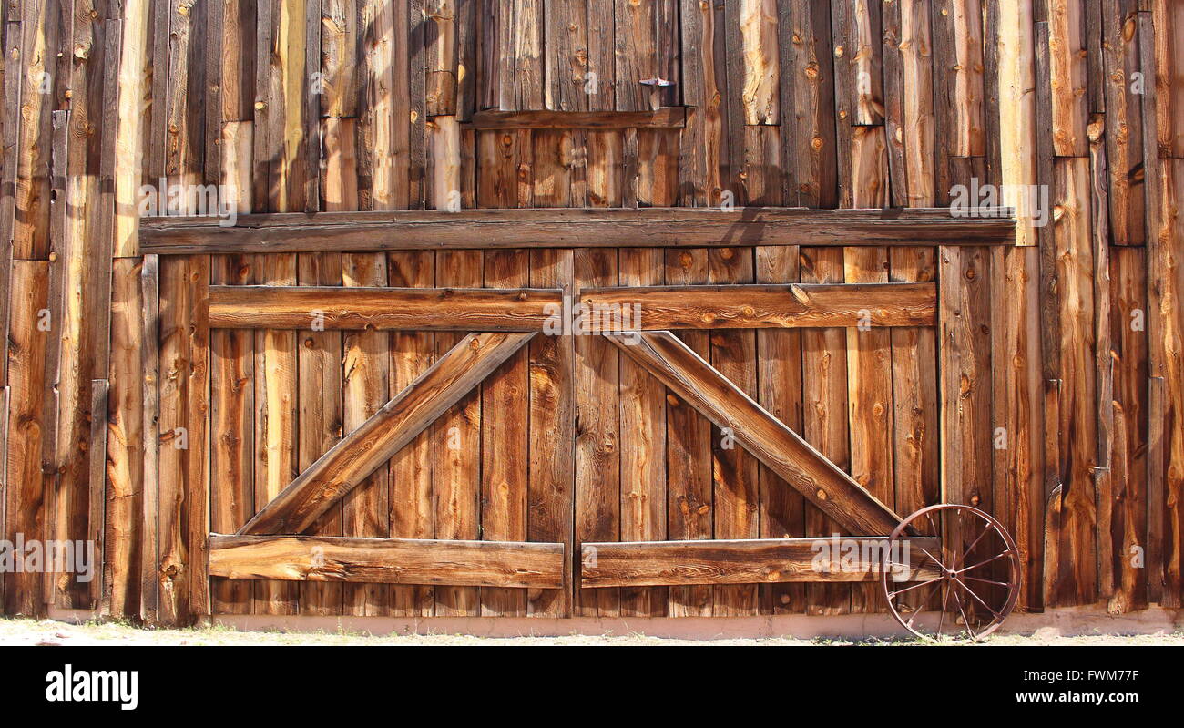 Türen aus Holz Scheune – Front Eingang von einem alten hölzernen Bauernhaus Scheunentore mit ...