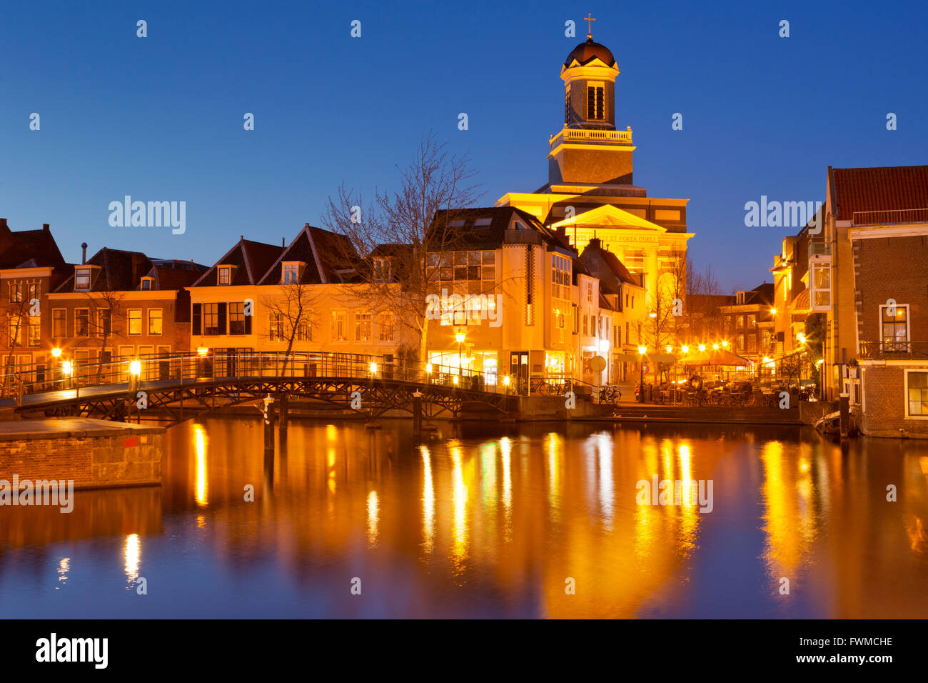 Einen Kanal mit der Hartebrug-Kirche in Leiden, Niederlande in der ...