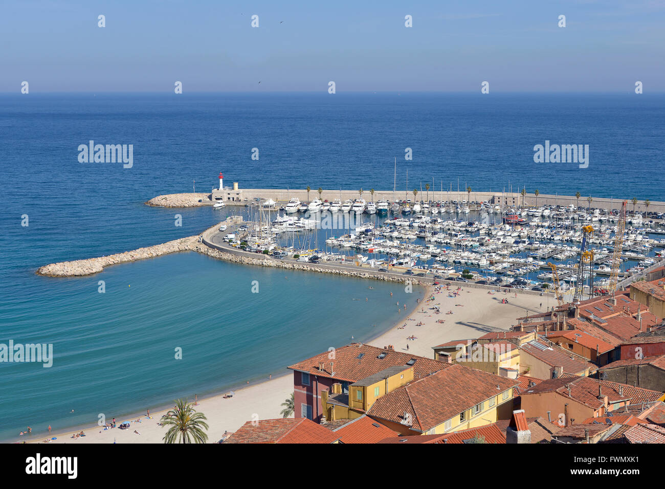 Hafen und Strand von Menton in Frankreich Stockfotografie - Alamy