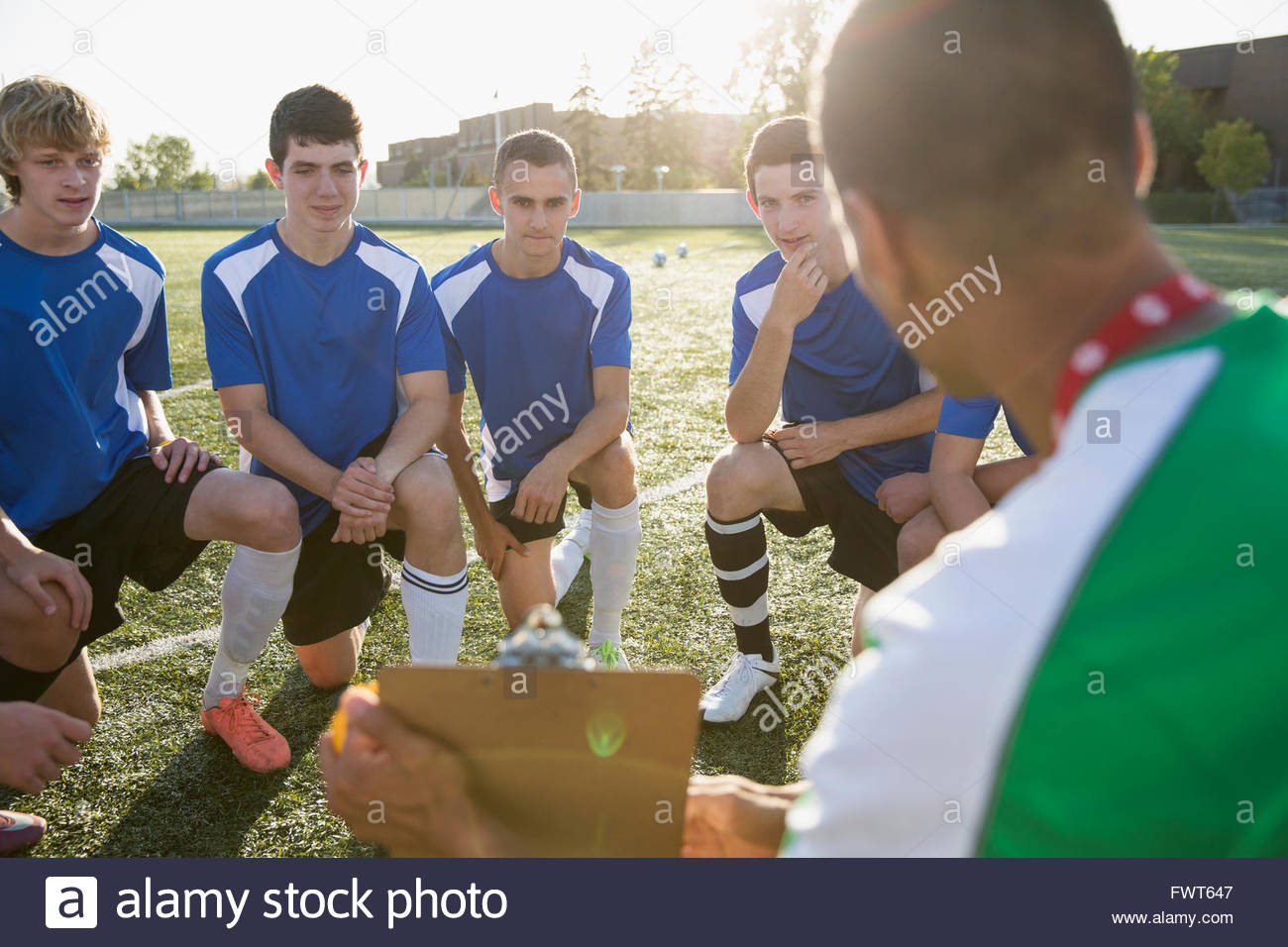 Junge mit fußball von hinten -Fotos und -Bildmaterial in hoher ...