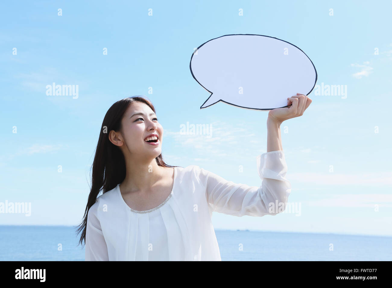 Junge Japanerin Mit Message Board Am Meer Stockfotografie Alamy 2477