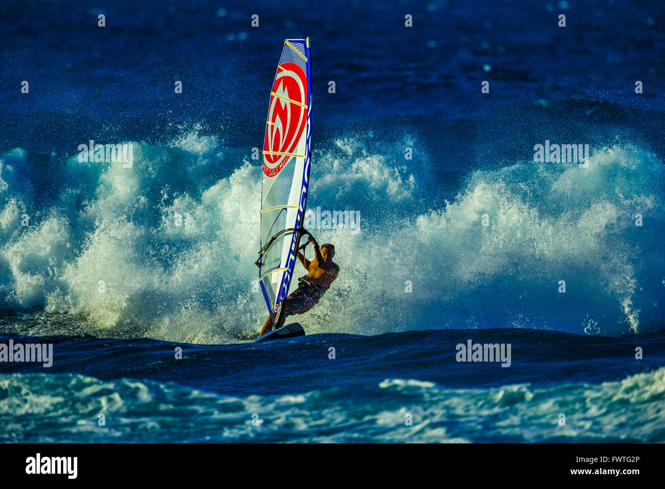 Wellen windsurfen -Fotos und -Bildmaterial in hoher Auflösung – Alamy
