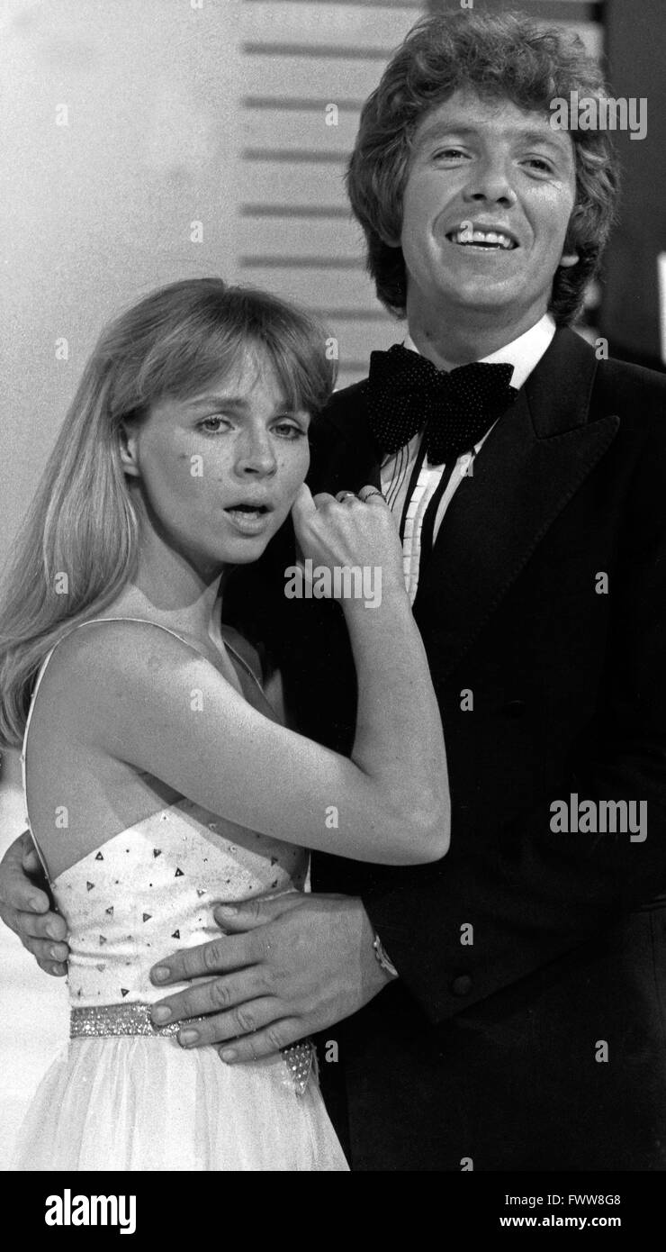 Schauspielerin sängerin moderatorin Schwarzweiß-Stockfotos und -bilder ...