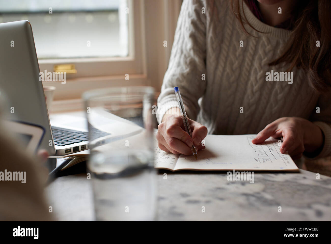 Frau schreiben Hinweise im Business-Meeting Stockfotografie - Alamy