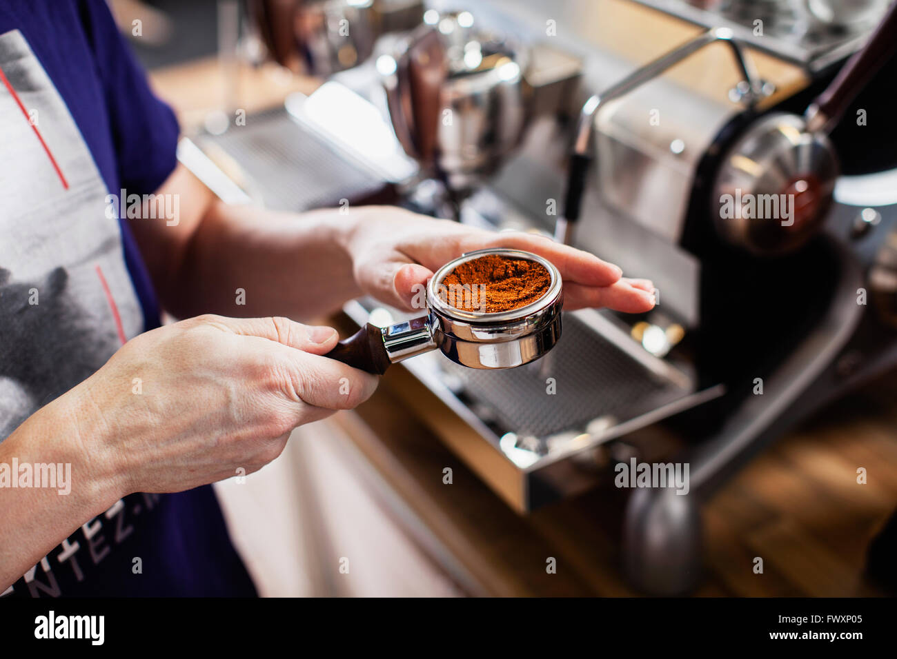 Barista Macht Kaffee Stockfotos und -bilder Kaufen - Alamy