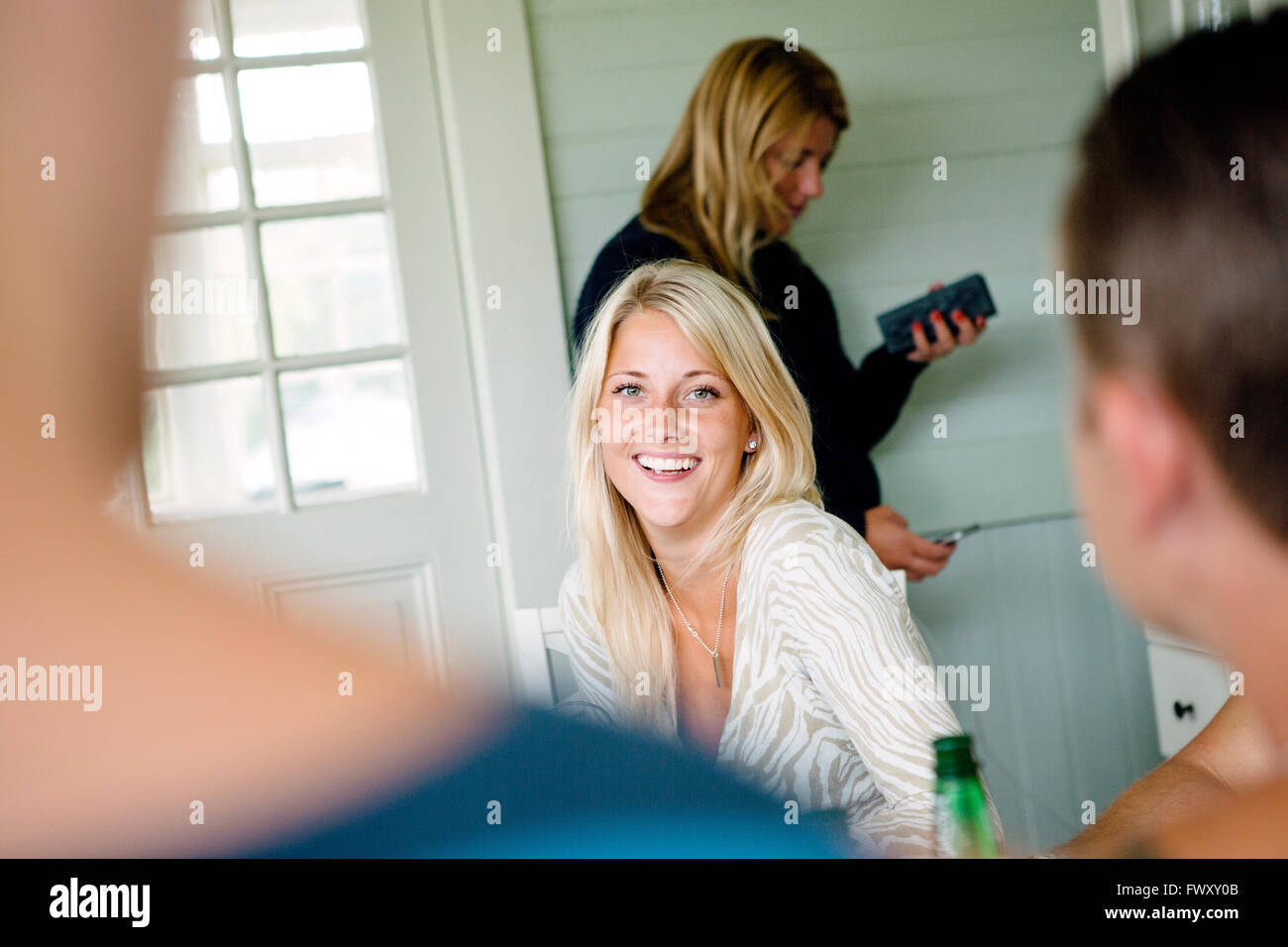 Freunde reden -Fotos und -Bildmaterial in hoher Auflösung – Alamy