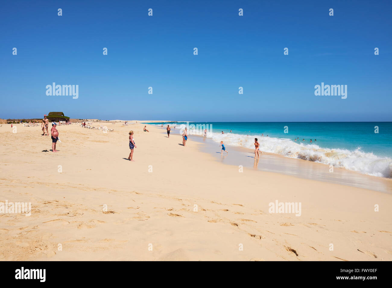 Touristen auf Praia de Lacacao Strand Boa Vista Kapverden Afrika ...