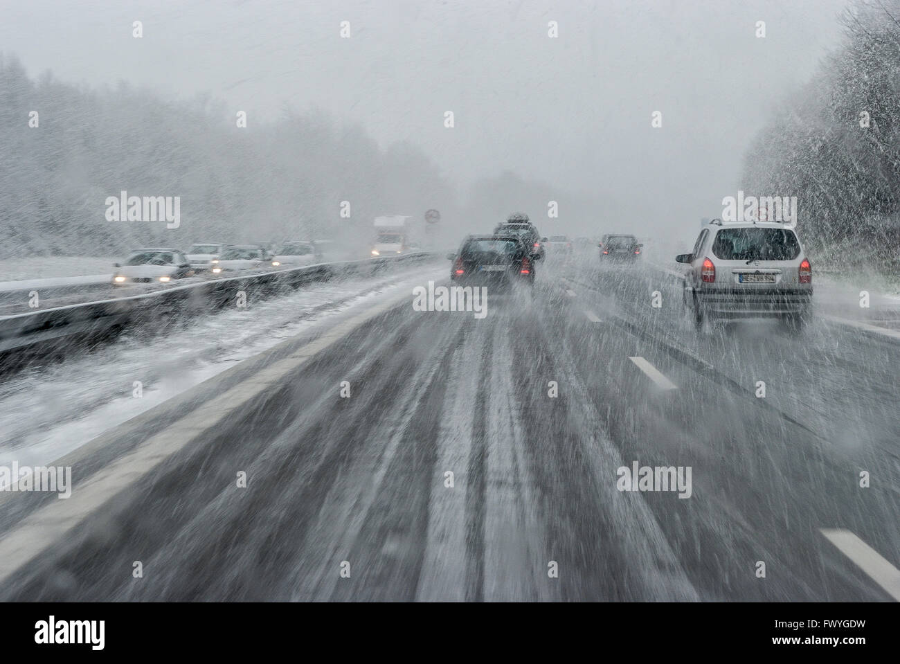Autobahn glatteis -Fotos und -Bildmaterial in hoher Auflösung – Alamy