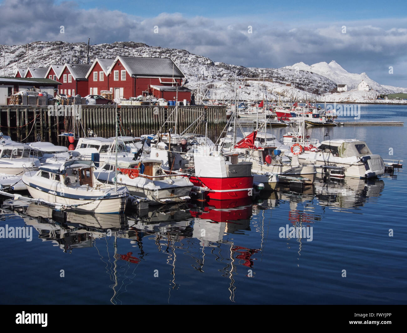Angelboote/Fischerboote im Winter im Hafen von Bodo, Norwegen ...