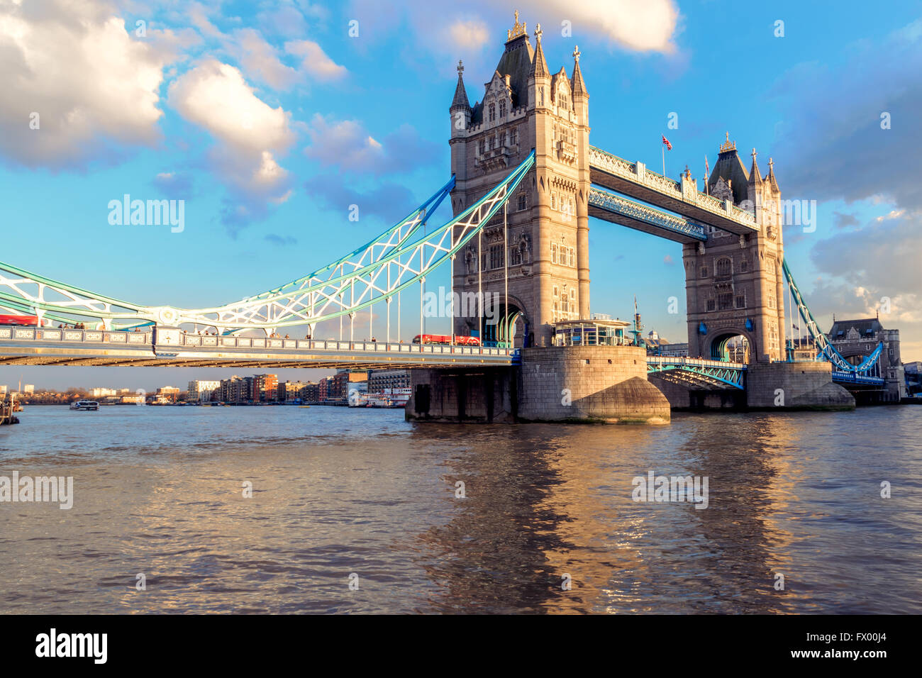 London bridge london dusk summer -Fotos und -Bildmaterial in hoher ...