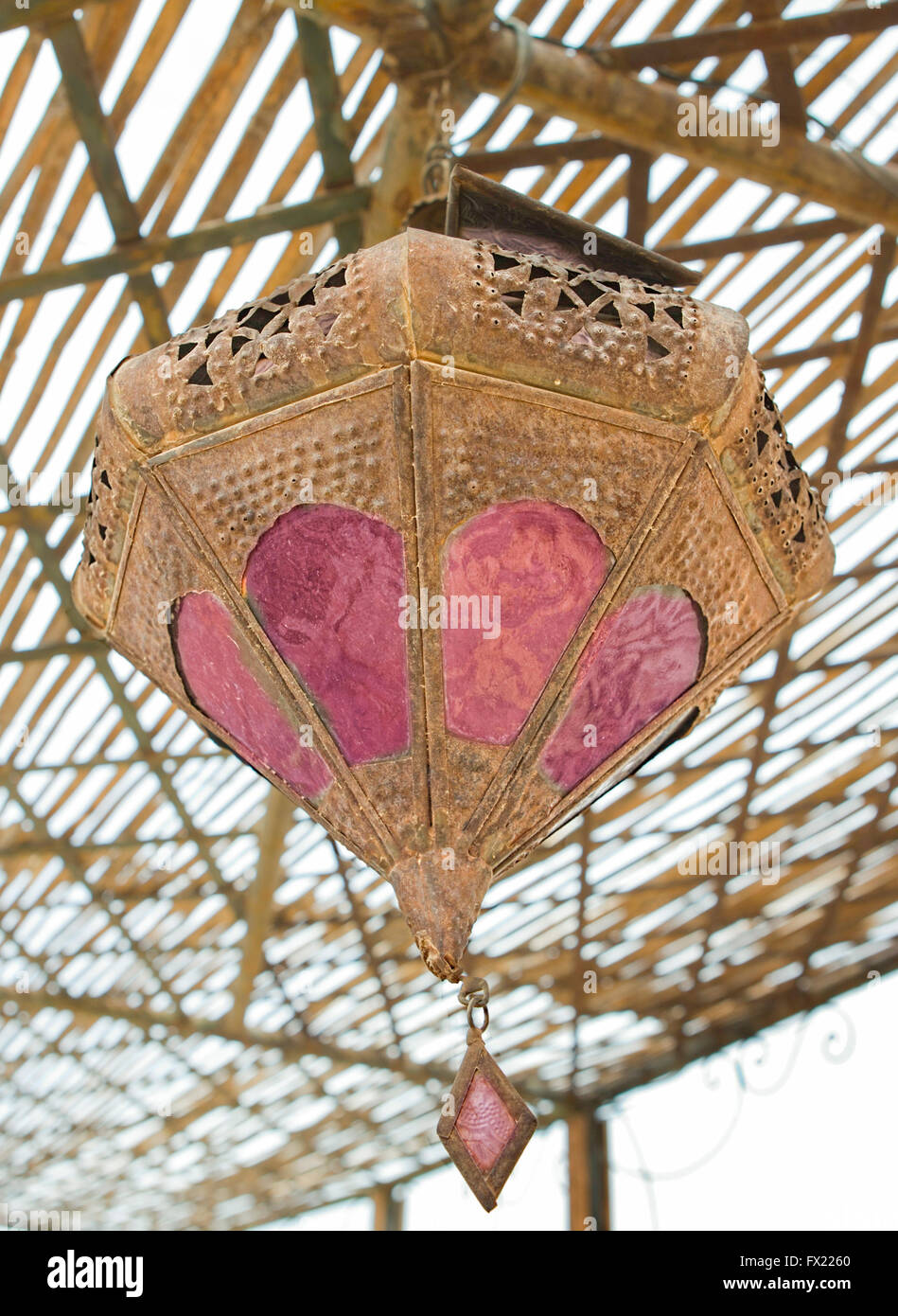 Arabic oil lamp -Fotos und -Bildmaterial in hoher Auflösung – Alamy