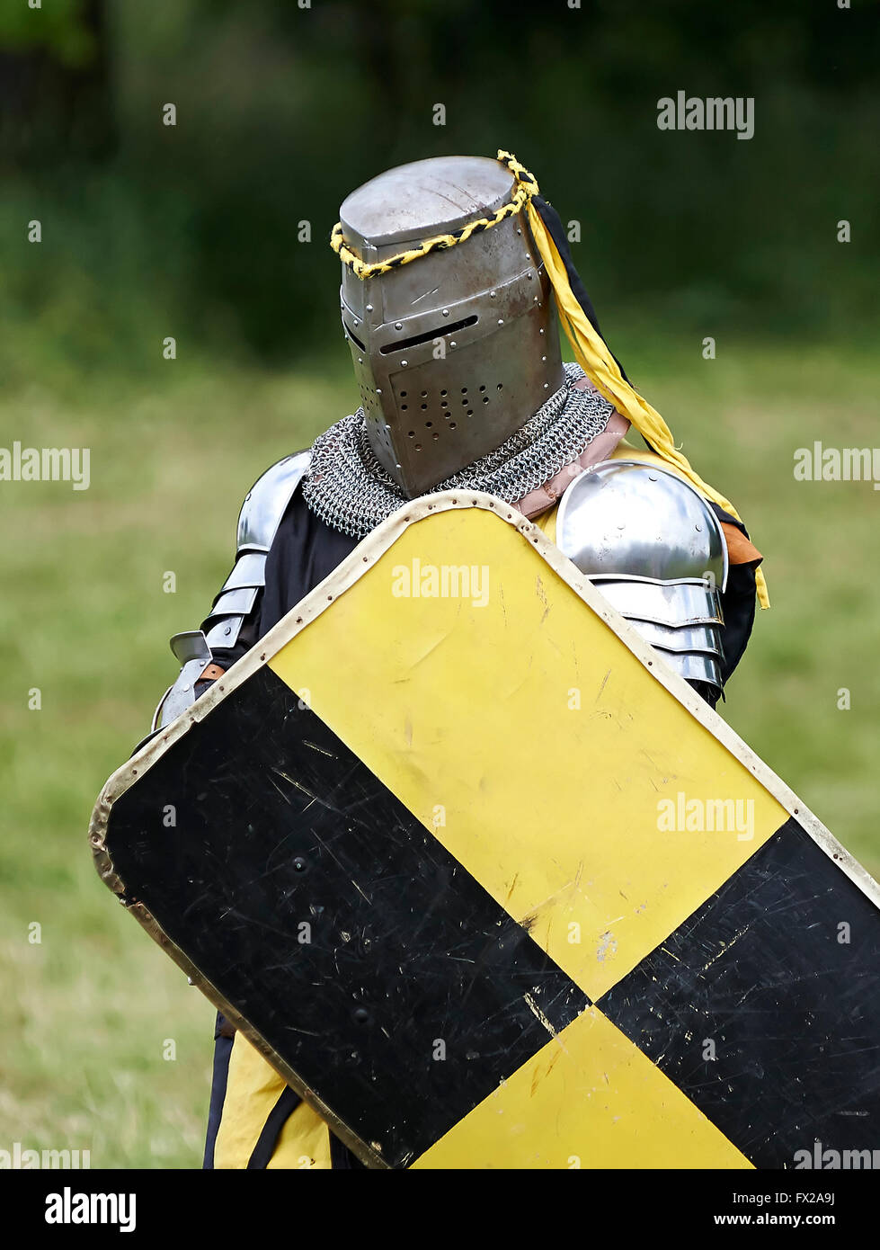 Mittelalterliche Ritter mit Schild auf dem Schlachtfeld Stockfotografie ...