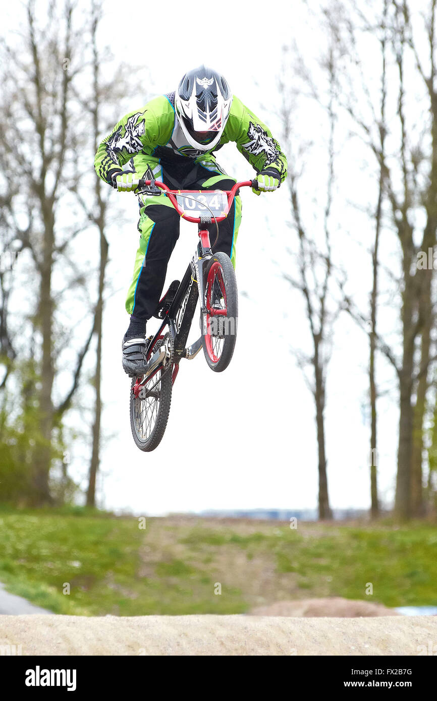 Aktion Bild eines BMX-Fahrers hoch springen Stockfotografie - Alamy