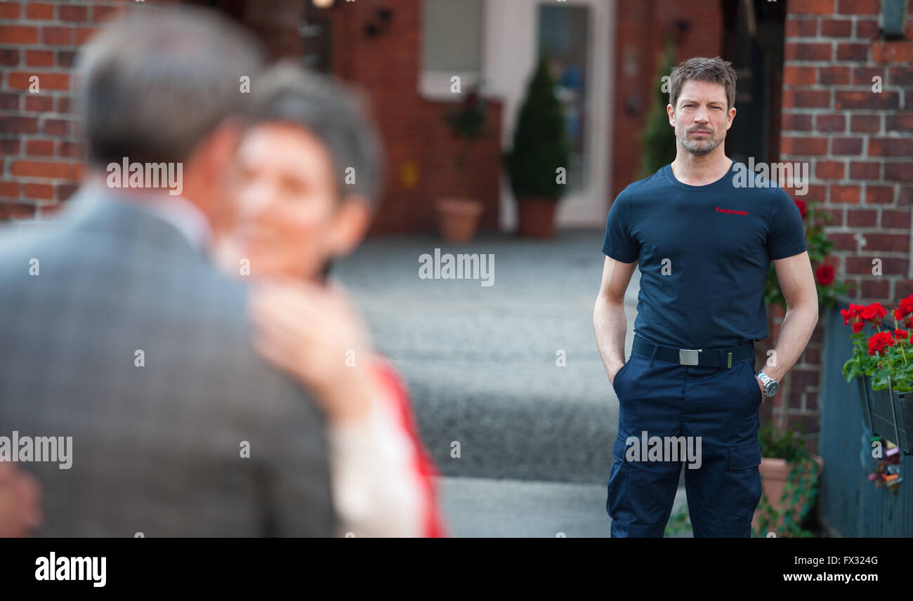 Lüneburg, Deutschland. 10. April 2016. Actor Mickey Hardt (R) als ...