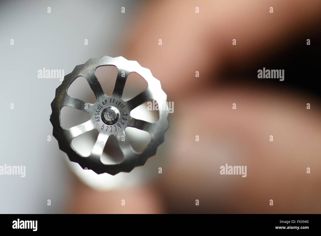 Tuttlingen, Deutschland. 8. April 2016. Ein Mechaniker hält eine ...