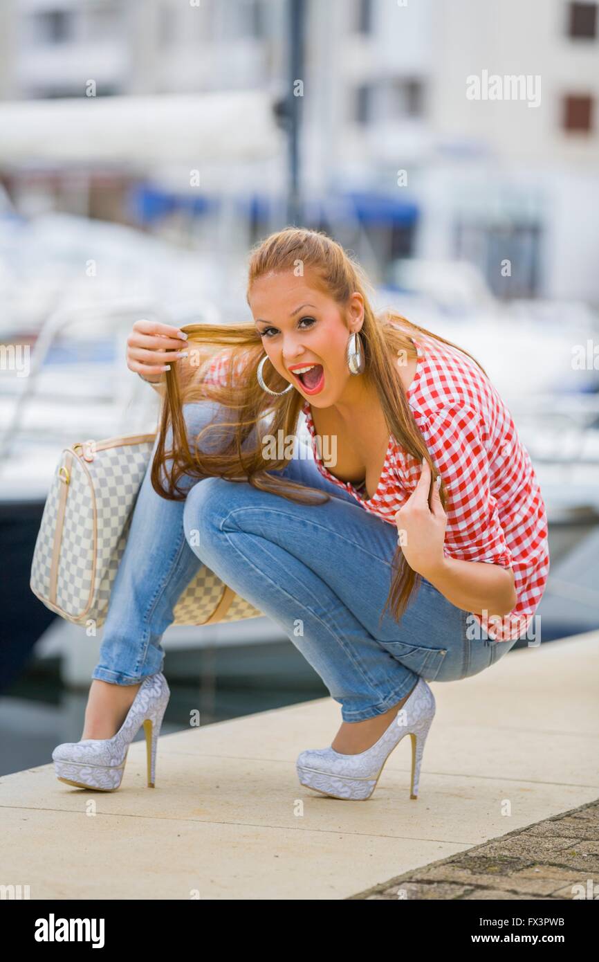 Stöckelschuhe Und Jeans Hübsche Teenager Im Freien Hocken Hocken Brust Schöne Attraktive High