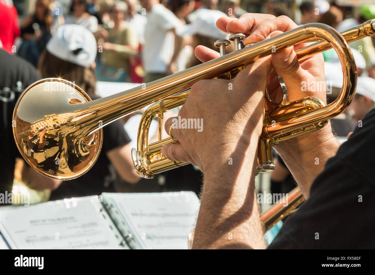 Mann spielen Messing lackiert Trompete Stockfotografie - Alamy