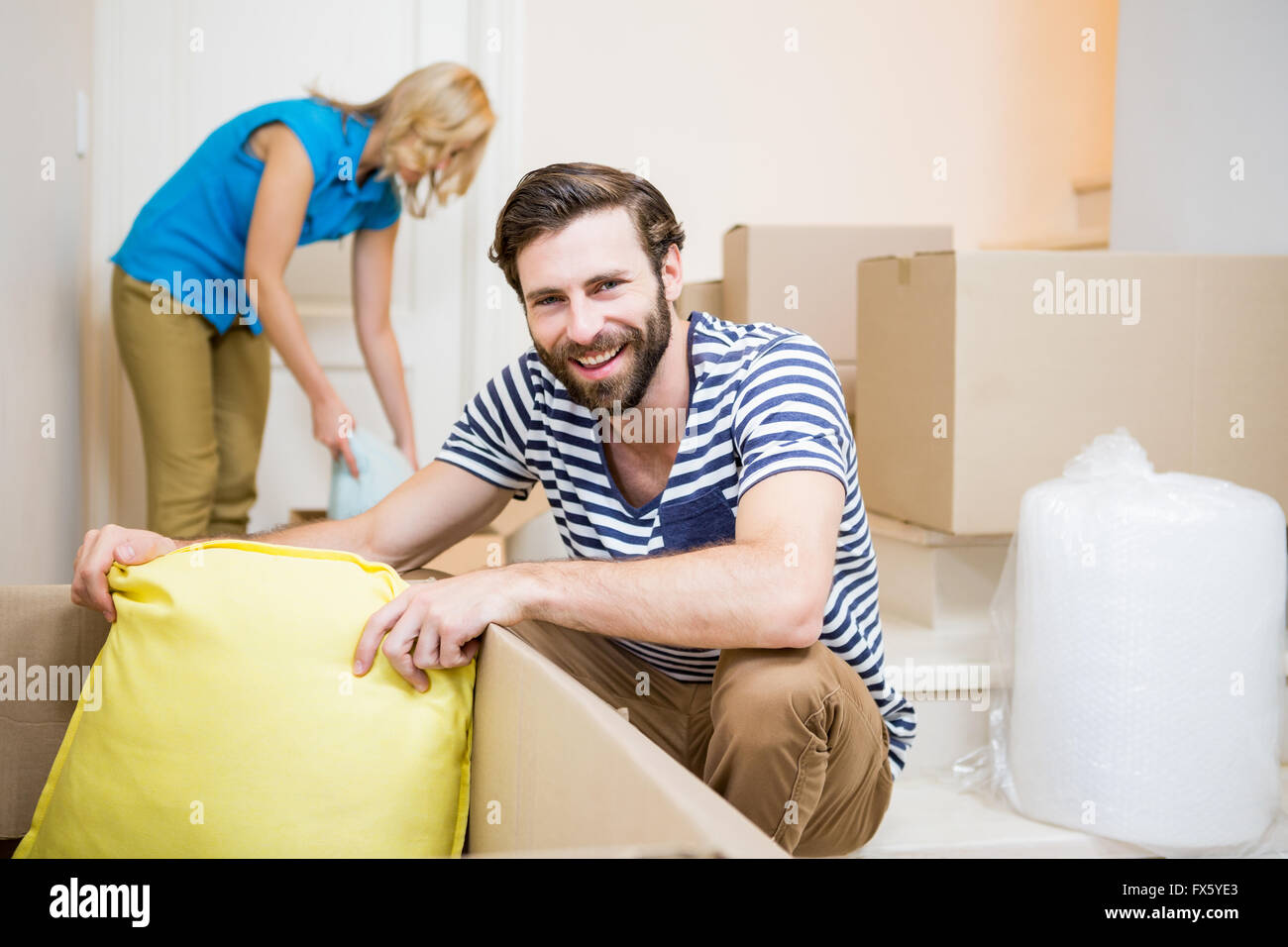 Kartons auspacken -Fotos und -Bildmaterial in hoher Auflösung – Alamy