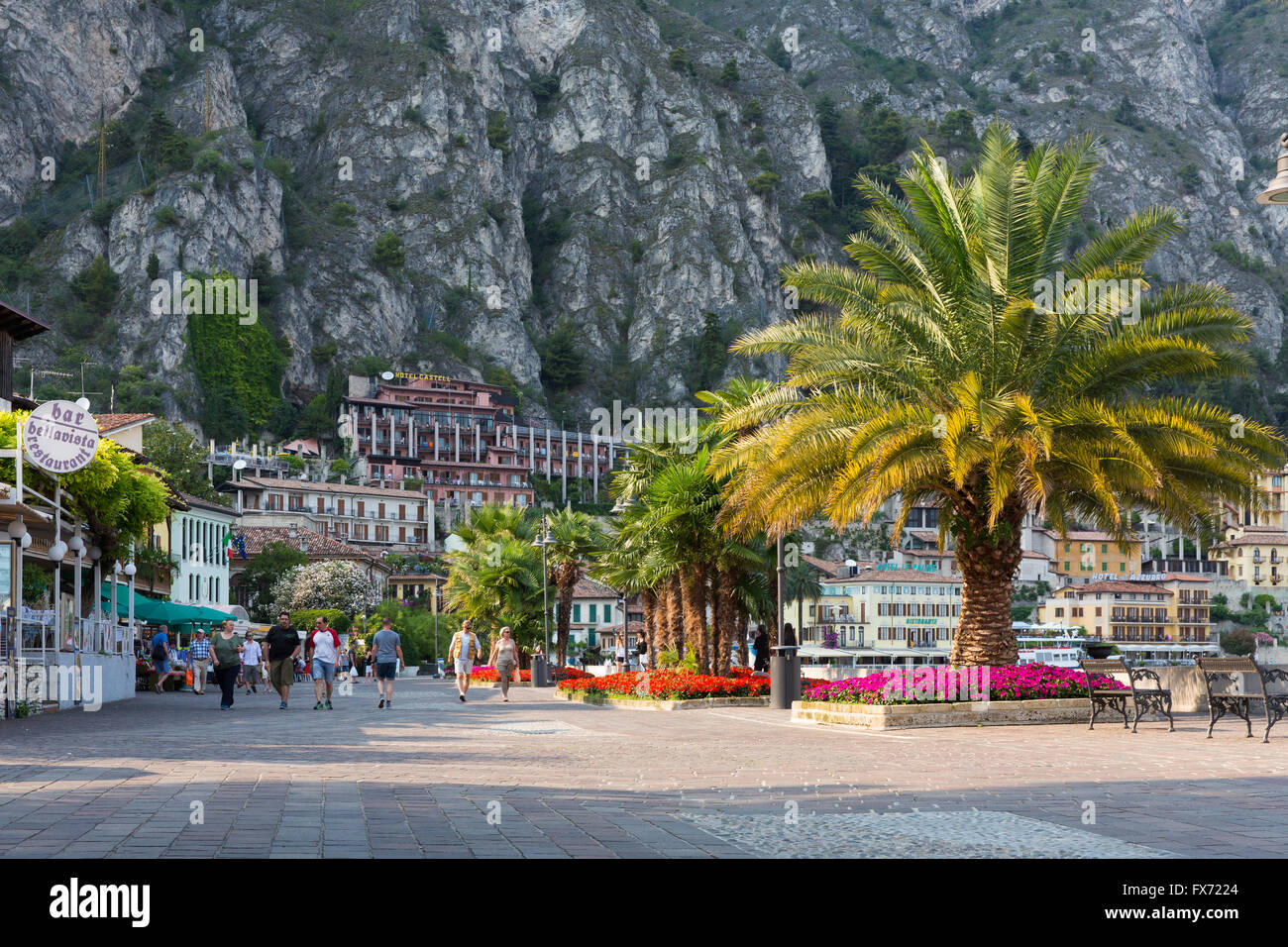 Promenade in Limone Sul Garda, Provinz Brescia, Lombardei, Italien ...