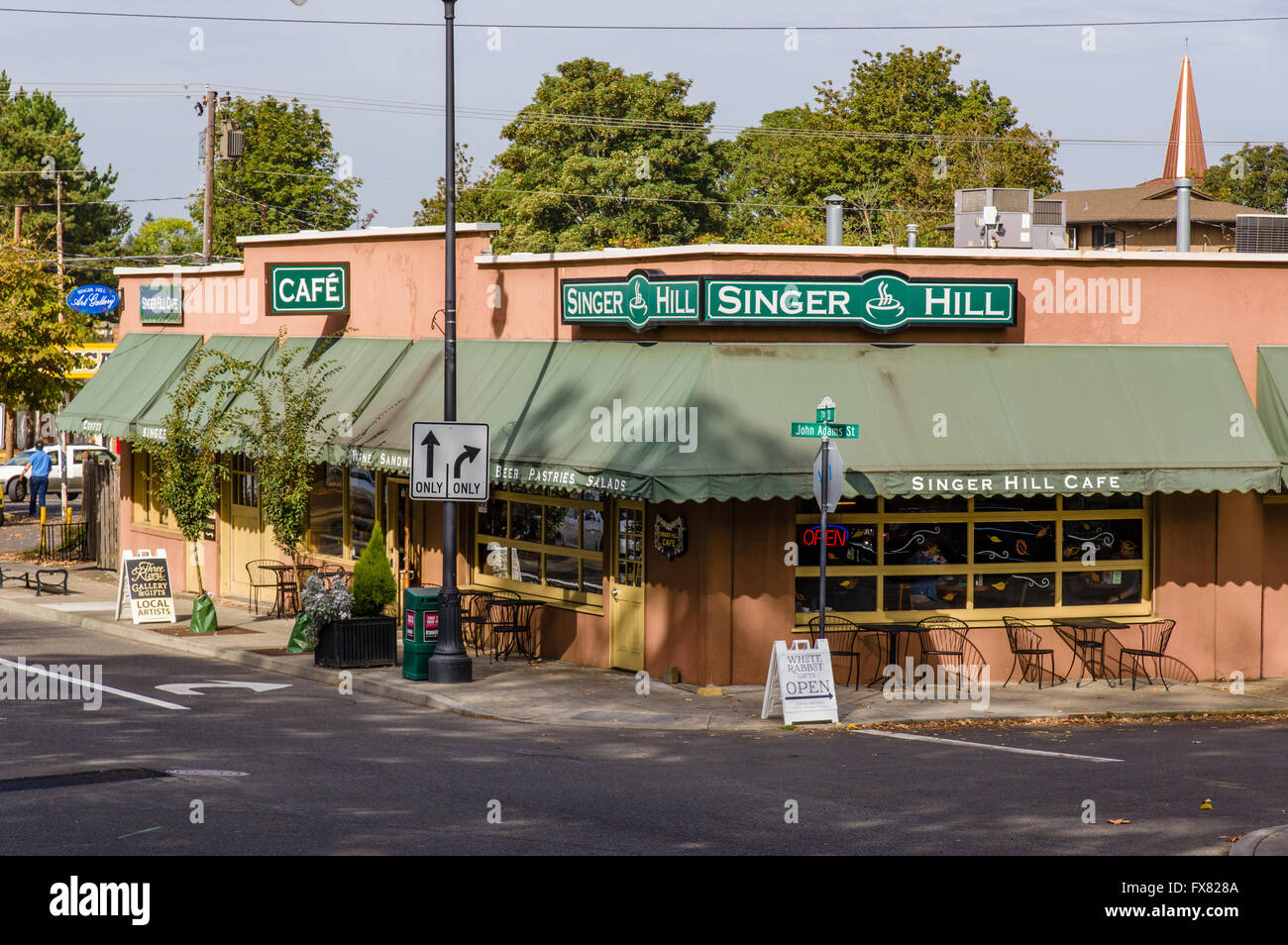 Singer cafe -Fotos und -Bildmaterial in hoher Auflösung – Alamy