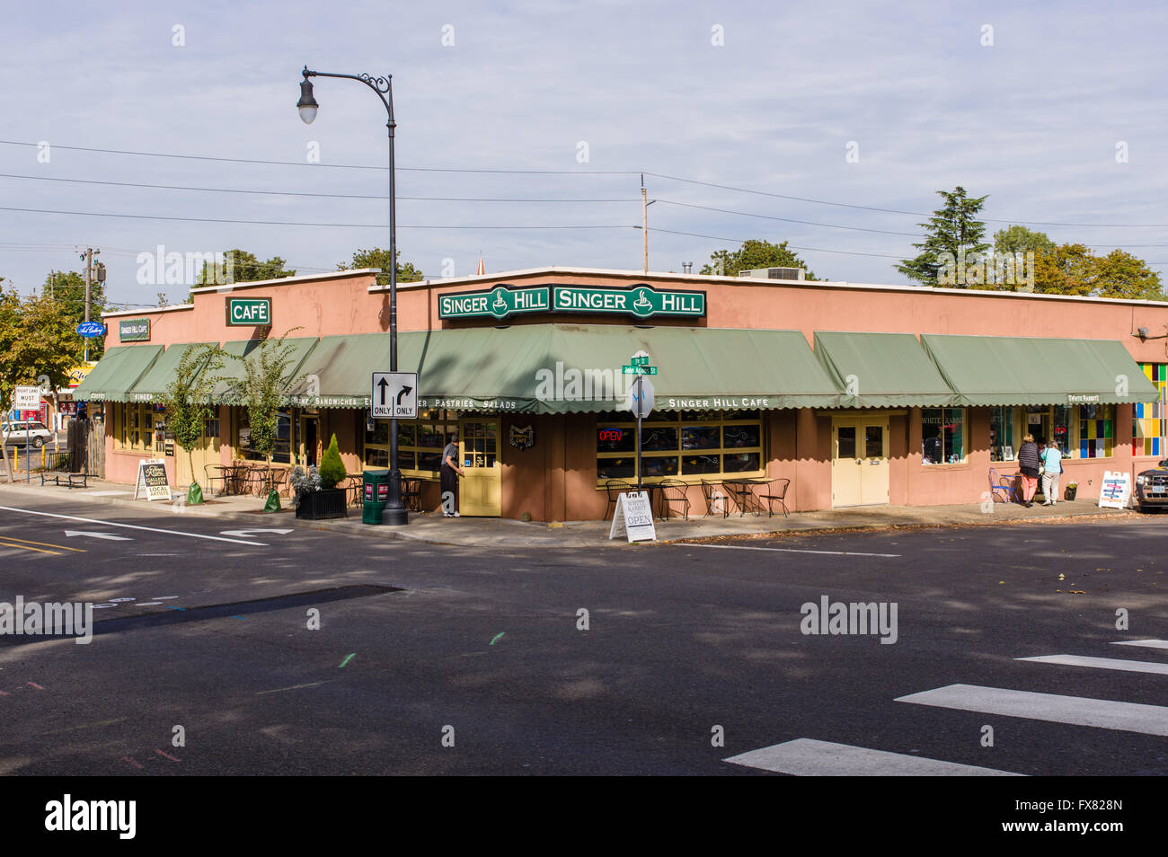 Singer cafe -Fotos und -Bildmaterial in hoher Auflösung – Alamy