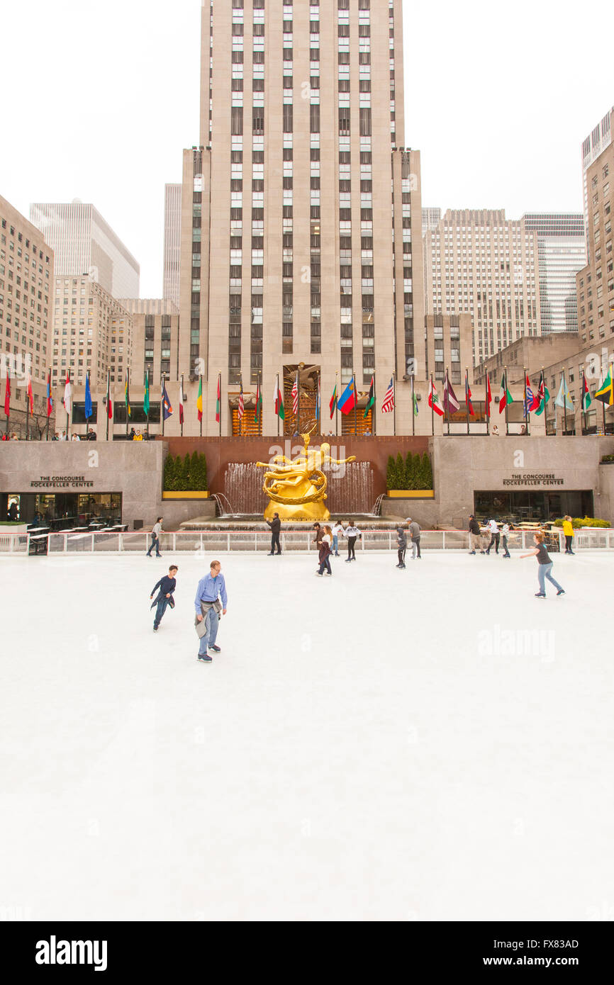 Rockefeller center ice rink new york -Fotos und -Bildmaterial in hoher ...
