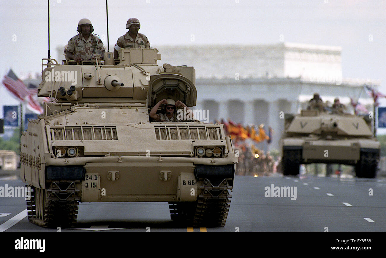 U s army bradley armored vehicle -Fotos und -Bildmaterial in hoher ...