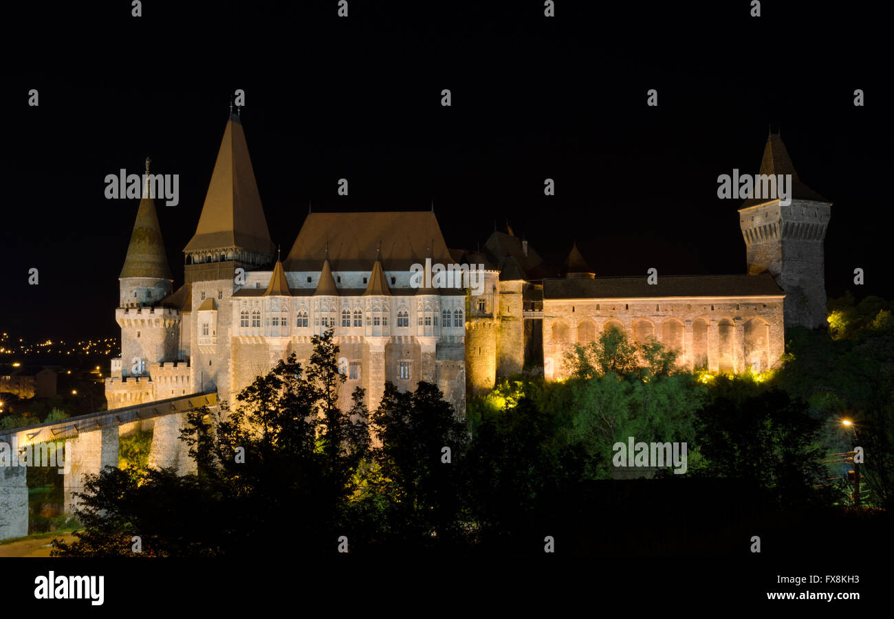 Corvin Burg Panoramablick in der Nacht. Das Schloss befindet sich in Hunedoara, Siebenbürgen ...