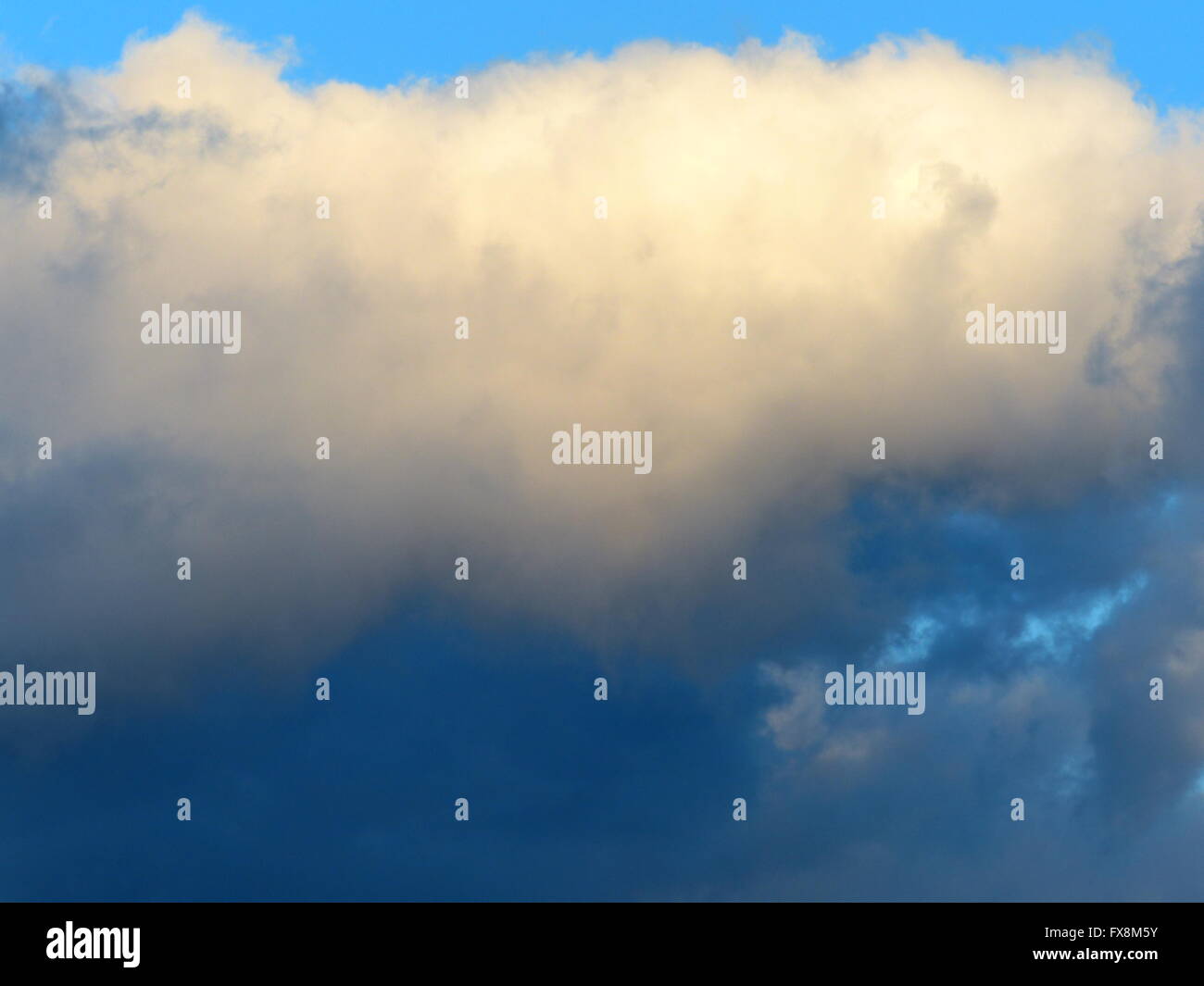Cumulus nimbus clouds -Fotos und -Bildmaterial in hoher Auflösung – Alamy