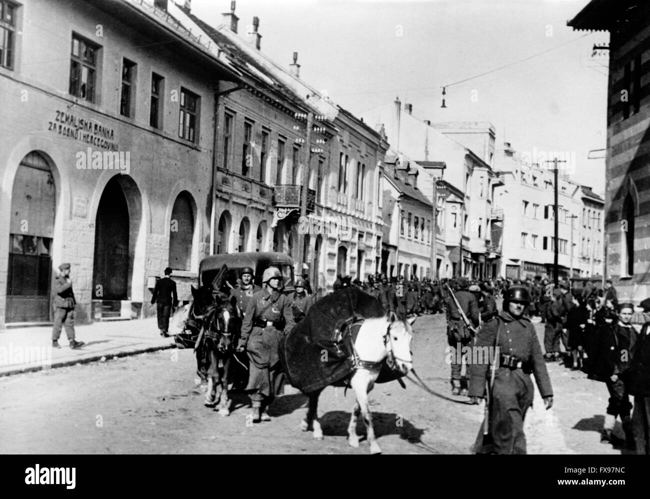 Das Bild der Nazi-Propaganda zeigt Mitglieder der deutschen Waffen-SS ...