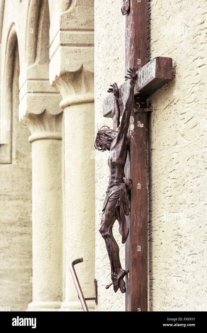 Kreuzigung von Jesus Christus auf der Kirchenmauer. Architektonisches Element. Christliches ...
