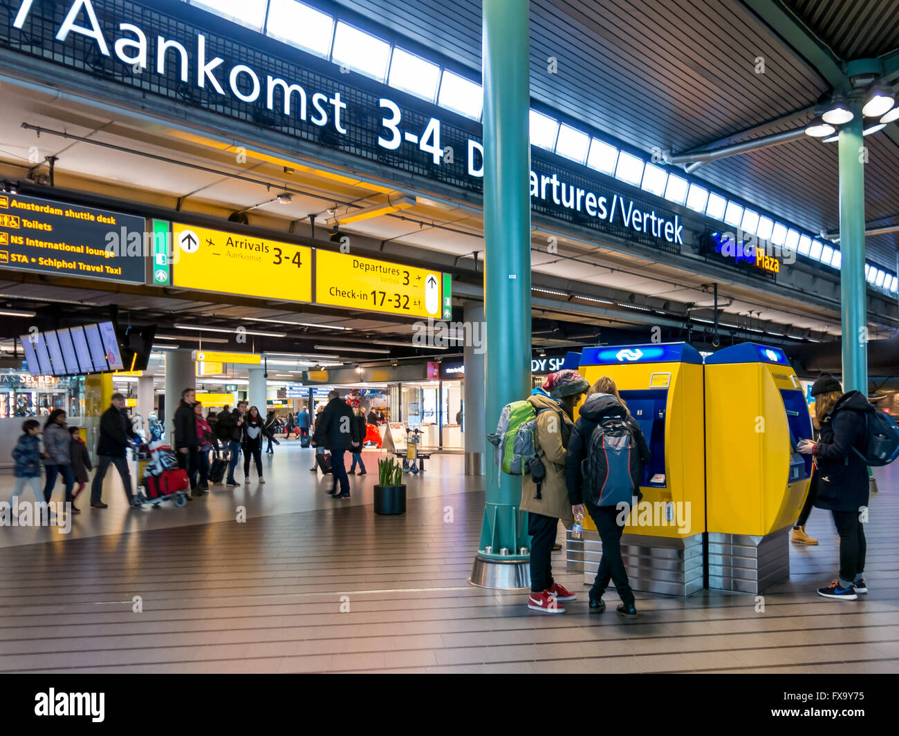 Amsterdam schiphol airport train station -Fotos und -Bildmaterial in ...