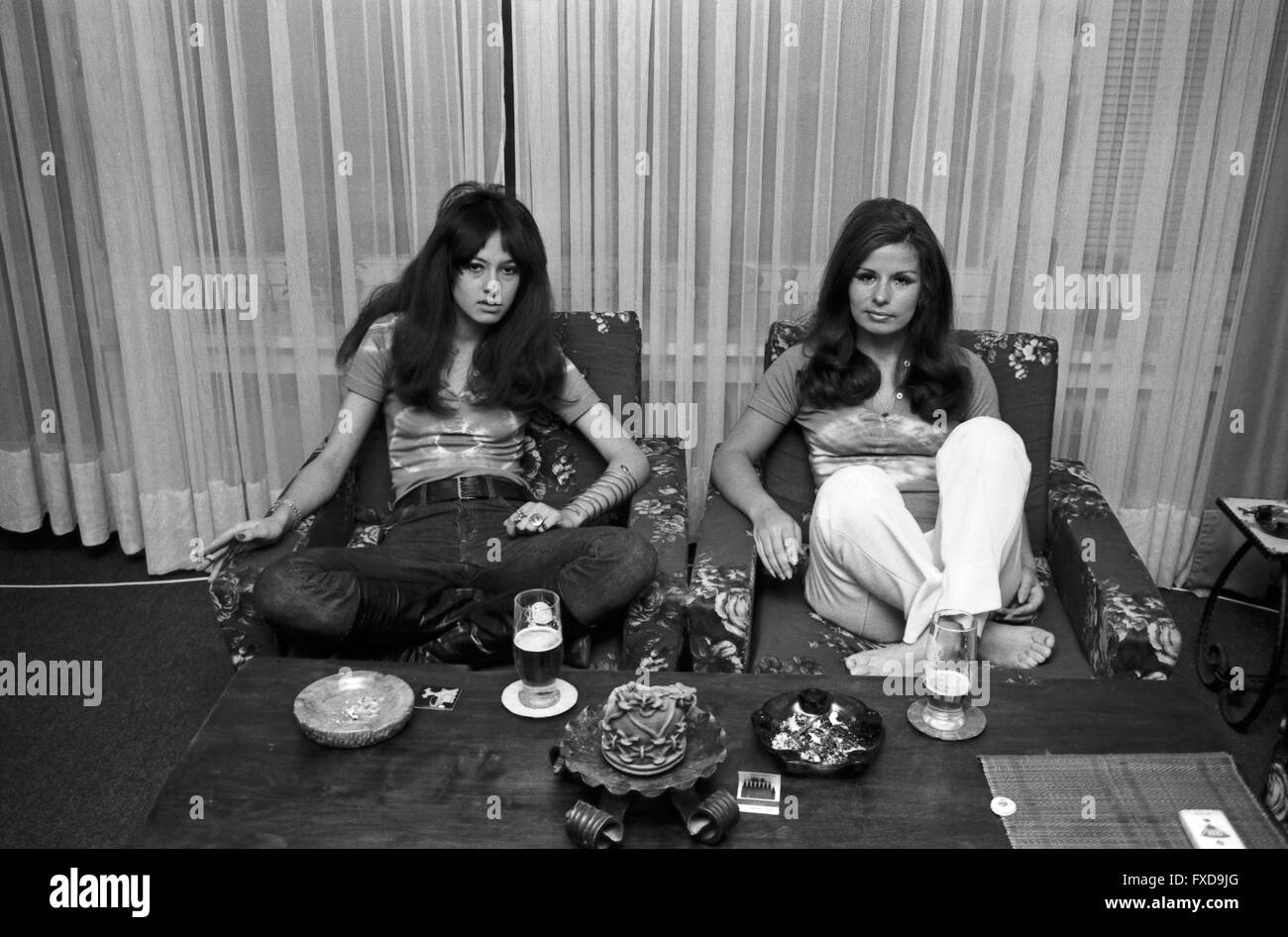 Fotomodel Uta Reichenvater mit Freundin bei einem Fotoshooting ...