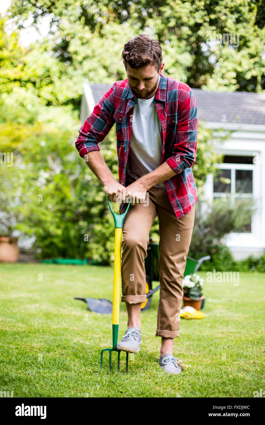Mann mit rechen -Fotos und -Bildmaterial in hoher Auflösung – Alamy