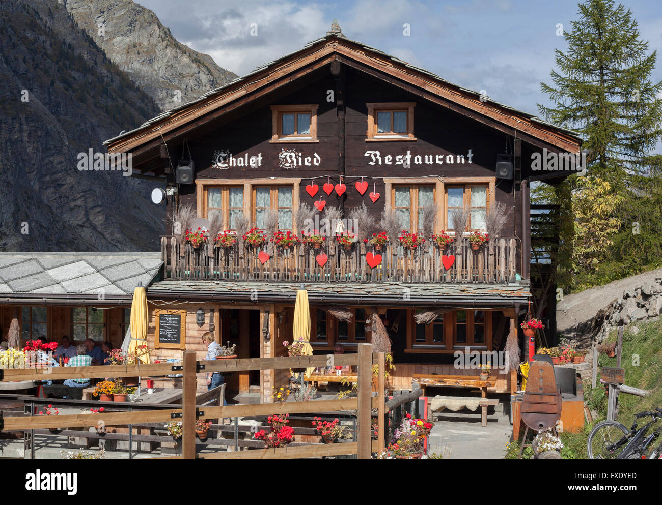 Alpine mountain chalet restaurant -Fotos und -Bildmaterial in hoher ...