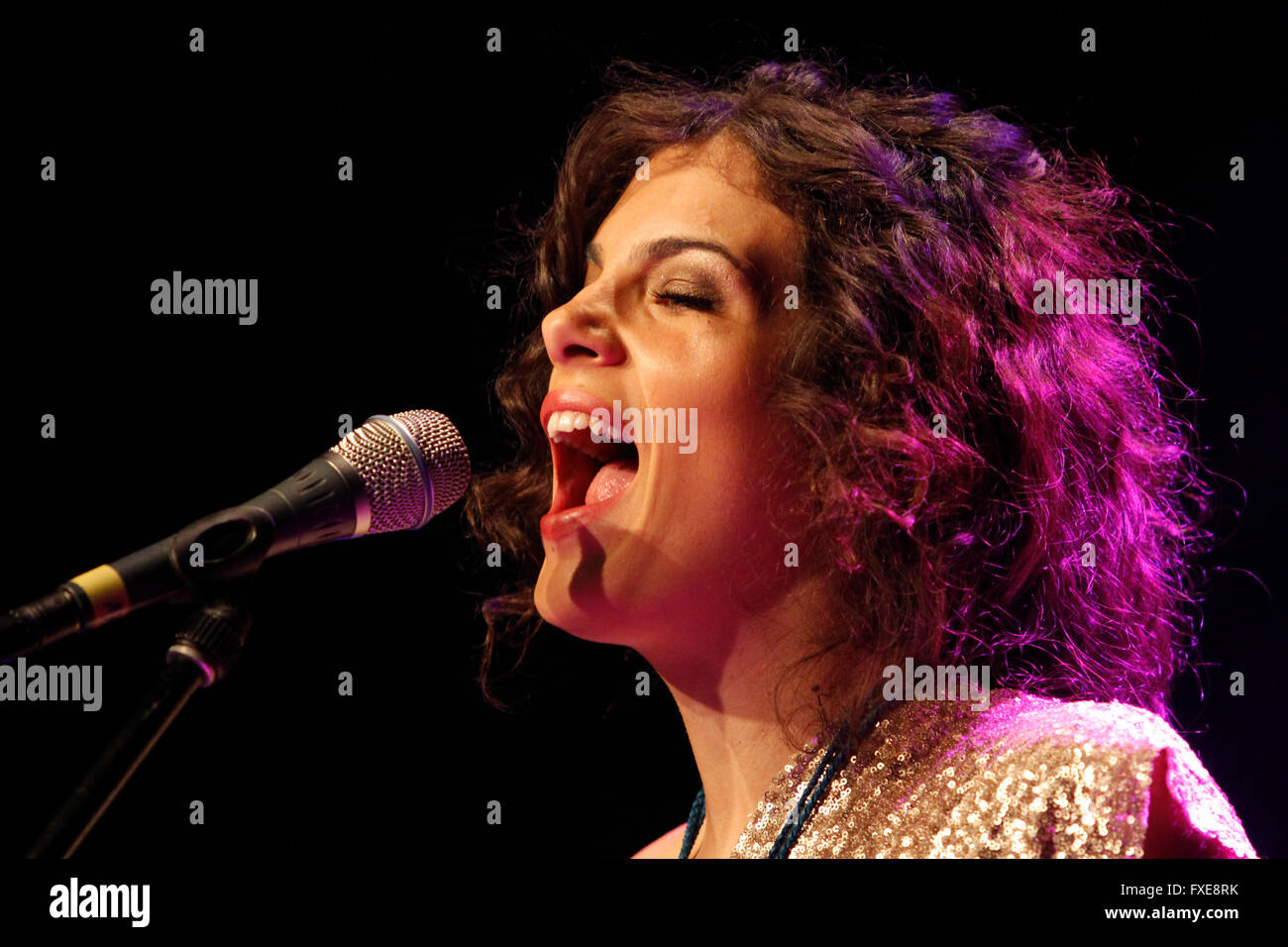 Brasilianische Sängerin Ceu in Konzert in Prag Stockfotografie - Alamy