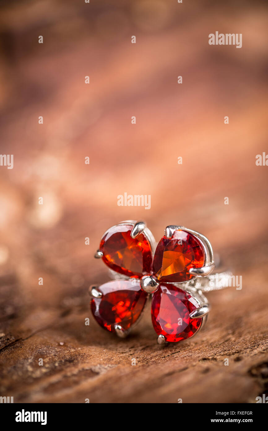 Rote edelstein -Fotos und -Bildmaterial in hoher Auflösung – Alamy