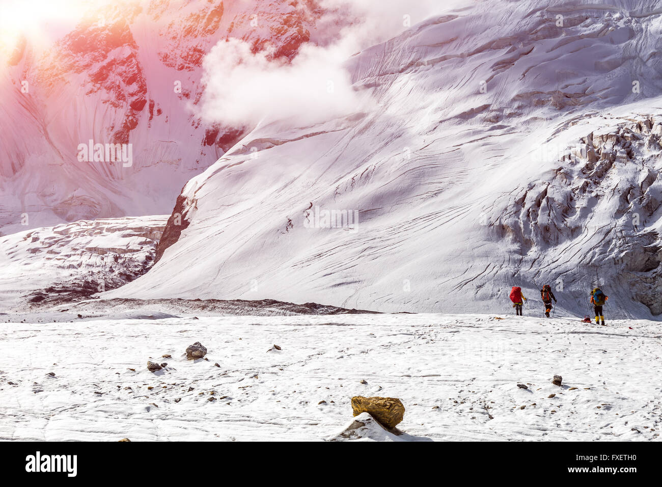 Massive Gletscher im Hochgebirge schwere Berge und kleine Körper der ...