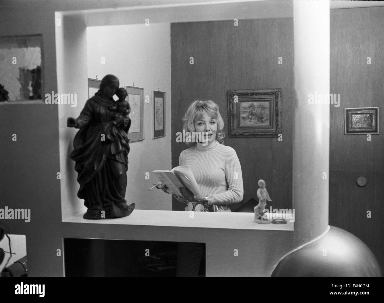 Zuhause Bei der Deutschen Schauspielerin Mady Rahl, 1970er Jahre ...